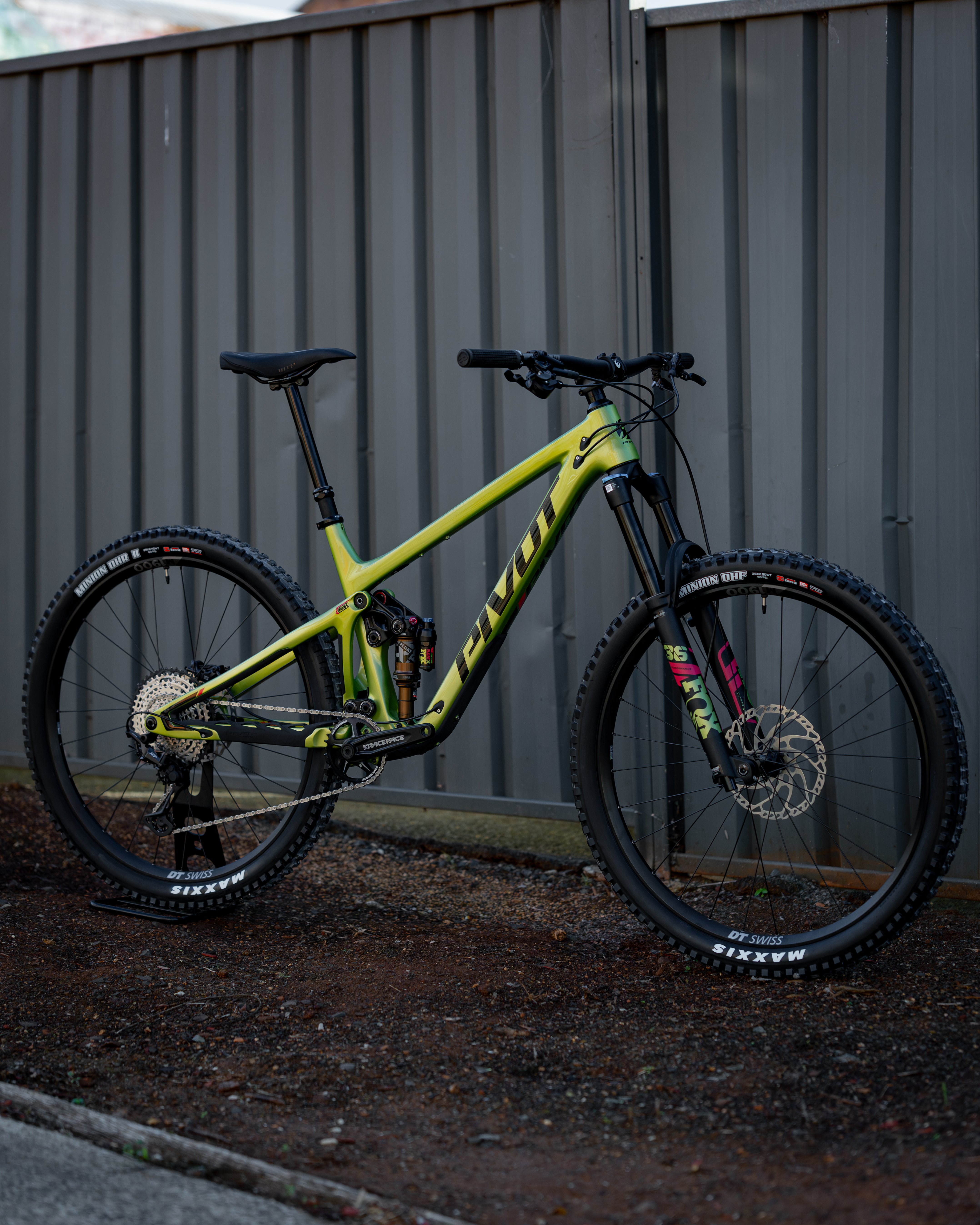 Pivot Switchblade 29 V5 Ride Electric Lime – Jonny Sprockets Bike Shop